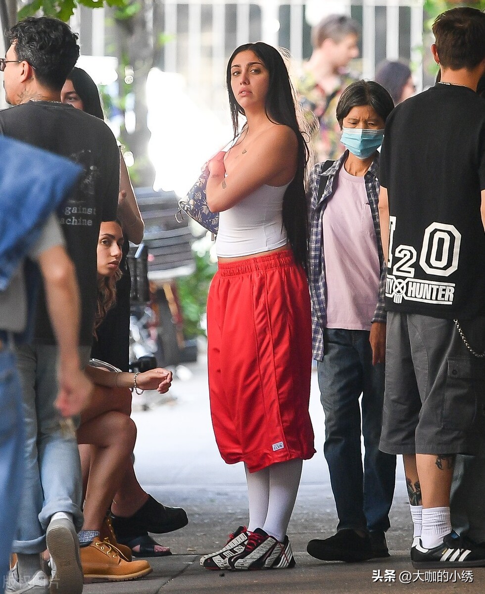 Lourdes Leon is full of vitality in white tight suspenders + red wide ...