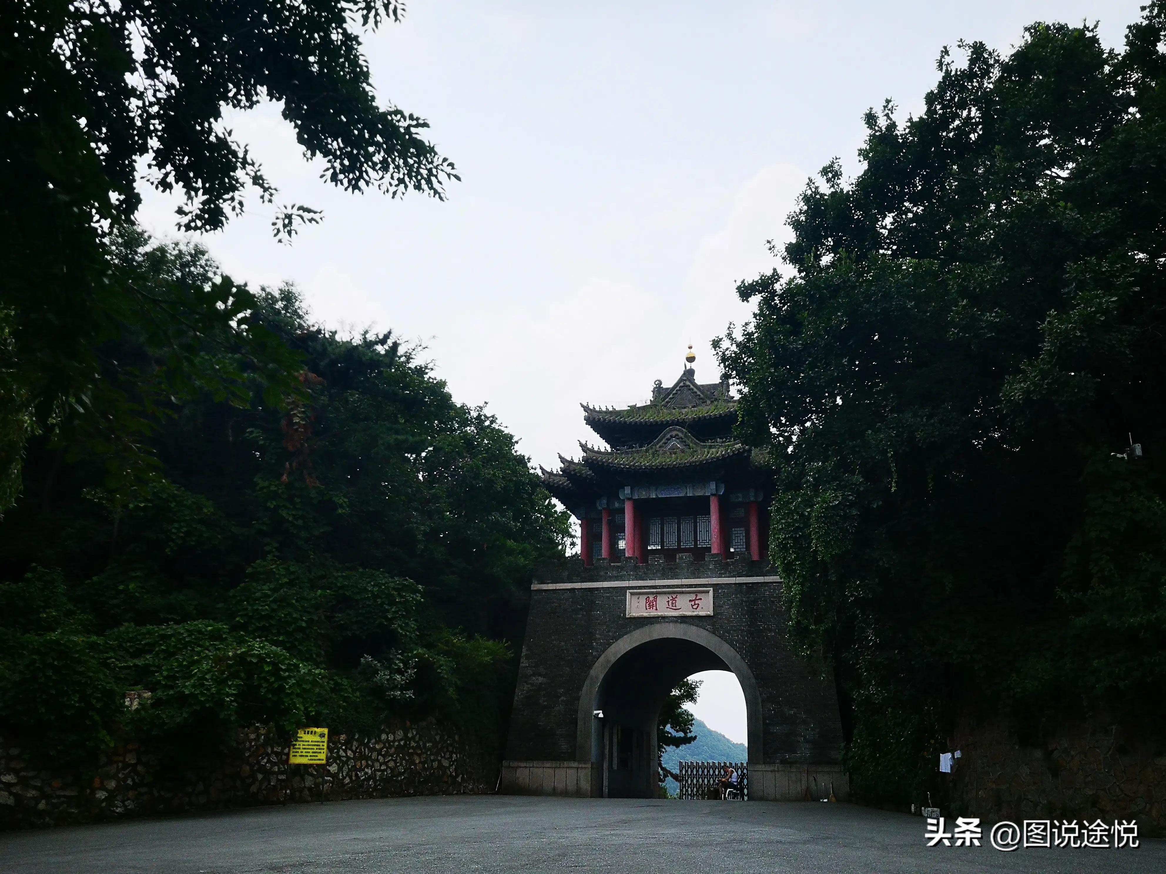 Go through the ancient pass and explore the ancient city of the Tang ...