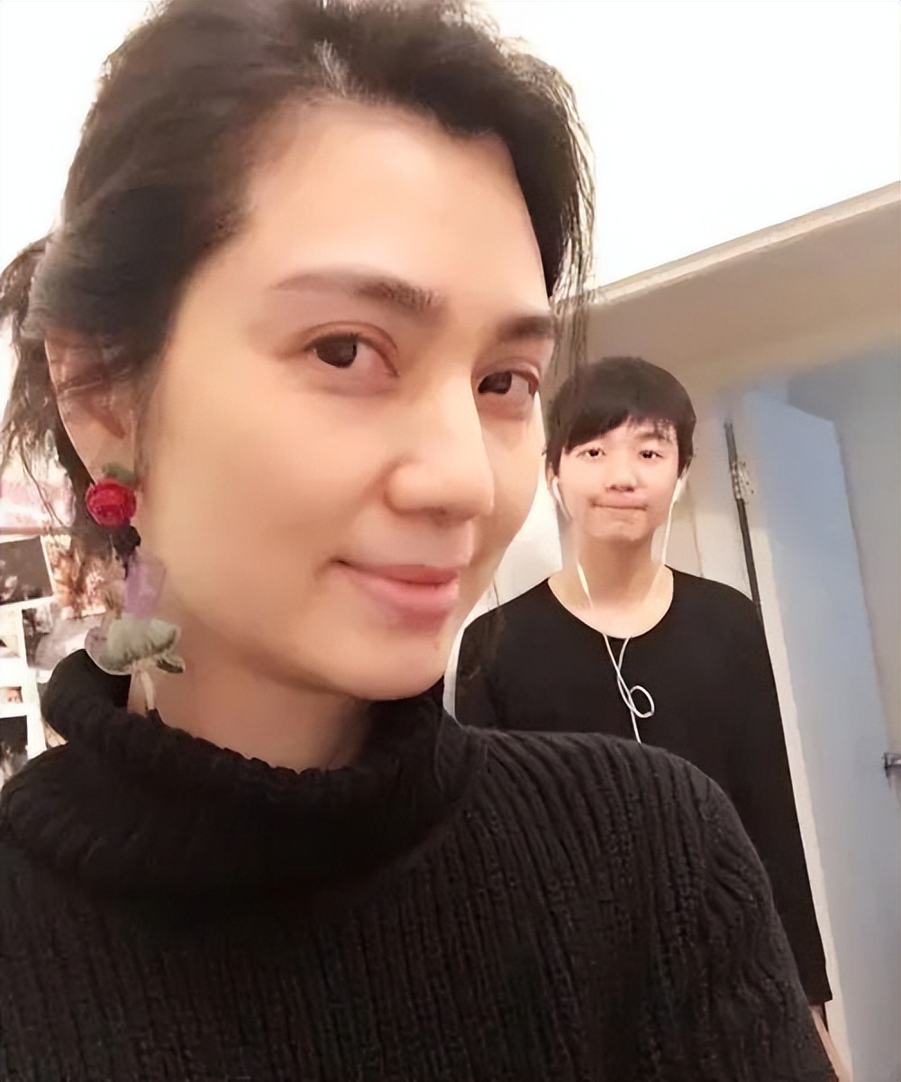 Chen Songling's face is not good anymore, she posted a travel photo ...