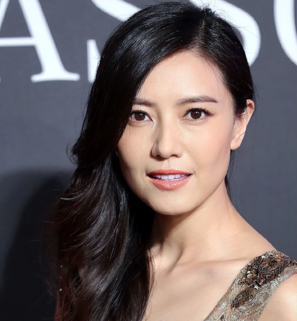 Gao Yuanyuan wears a striped shirt to work, she still has short and ...