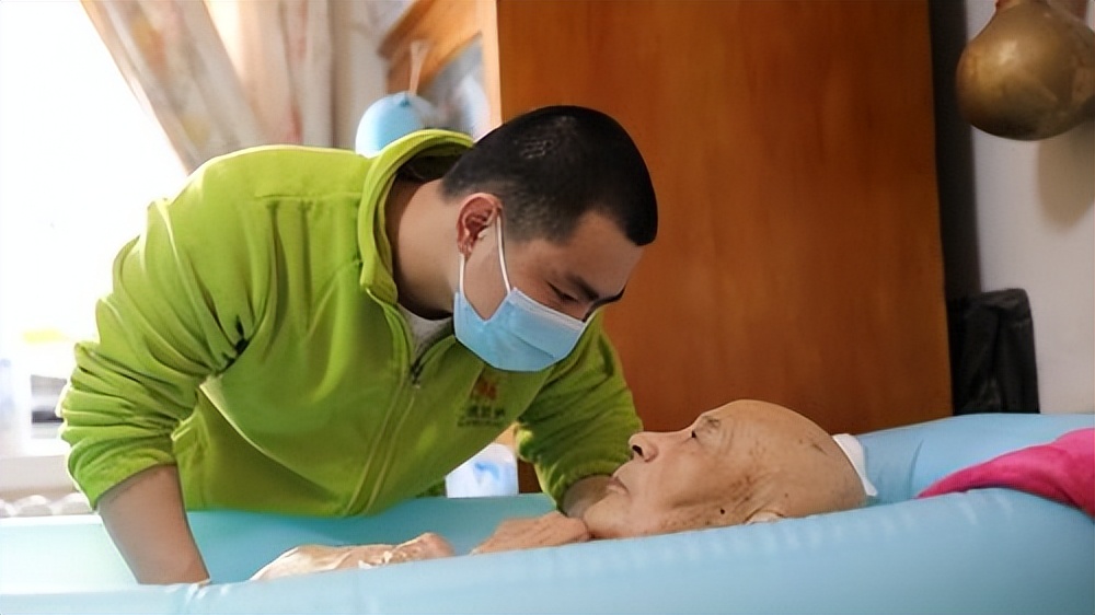 Behind the bath assistant is not just bathing, but the "decentness" of ...