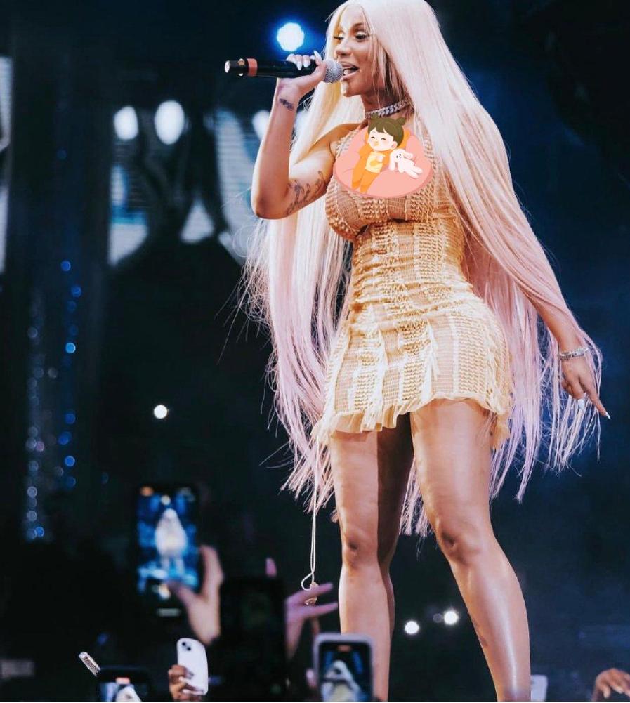 American actress Cardi B provokes controversy! No underwear at the ...