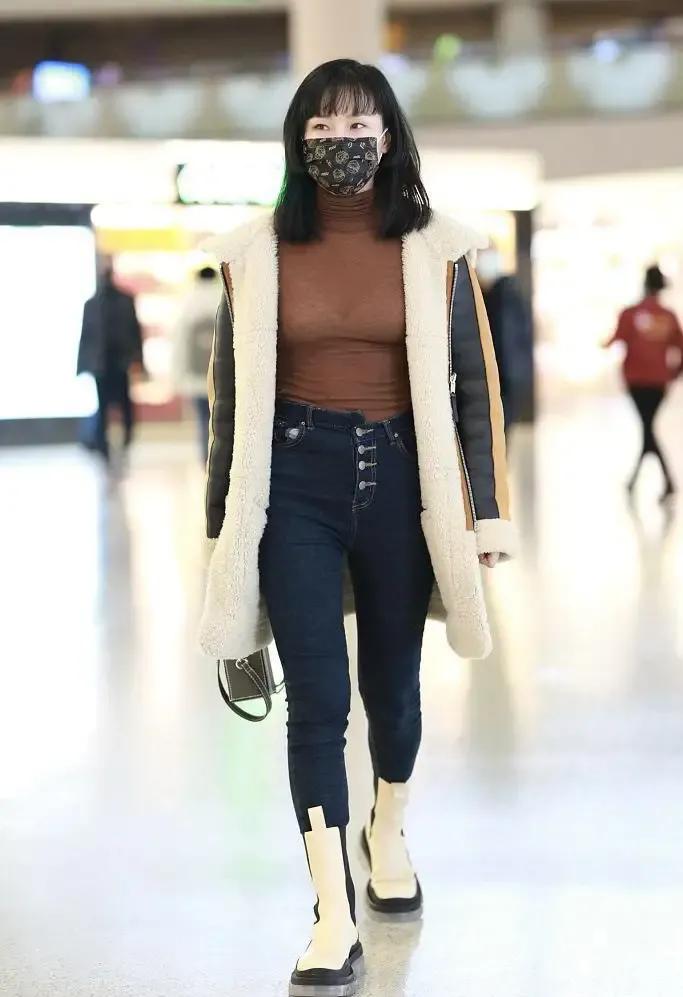 Mainland female singer Huang Ling in a furry coat and jeans - iNEWS