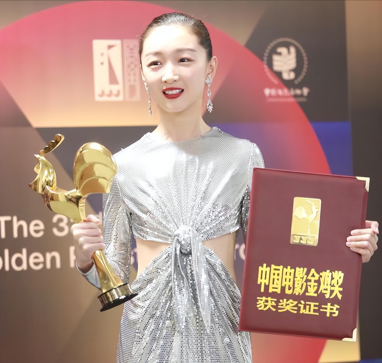 Zeng Zhiwei's sentence "I sneaked past her" revealed the corrupt love ...