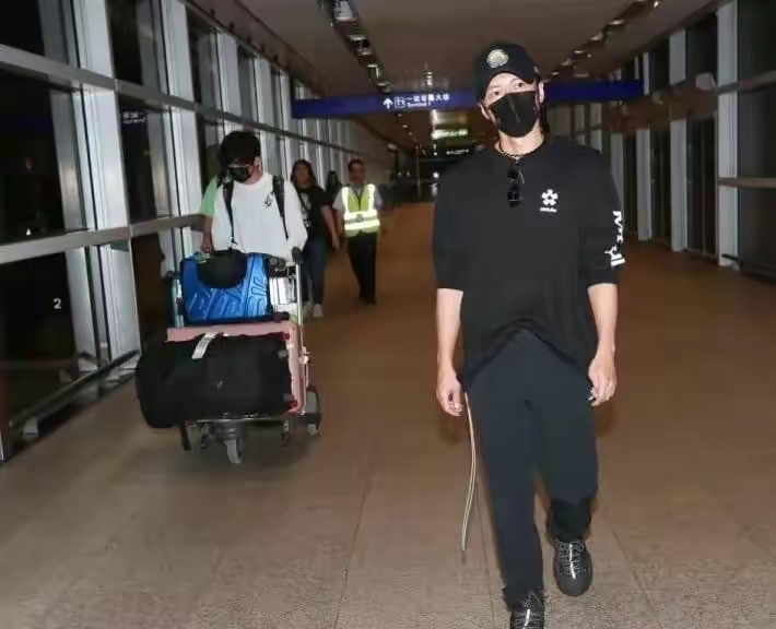 Nicholas Tse returned to China with his son, trained his son to be ...