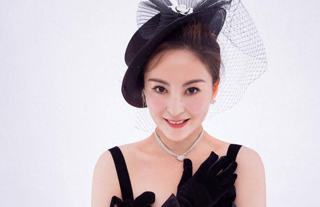 The well-known actress rides a small electric donkey to send her baby ...