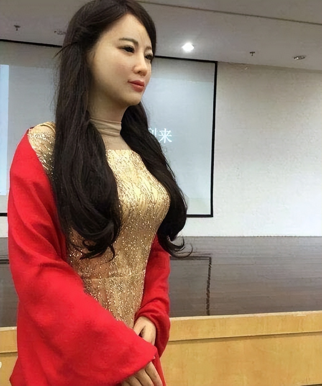 The first female robot in China was born, which looks exactly like a ...