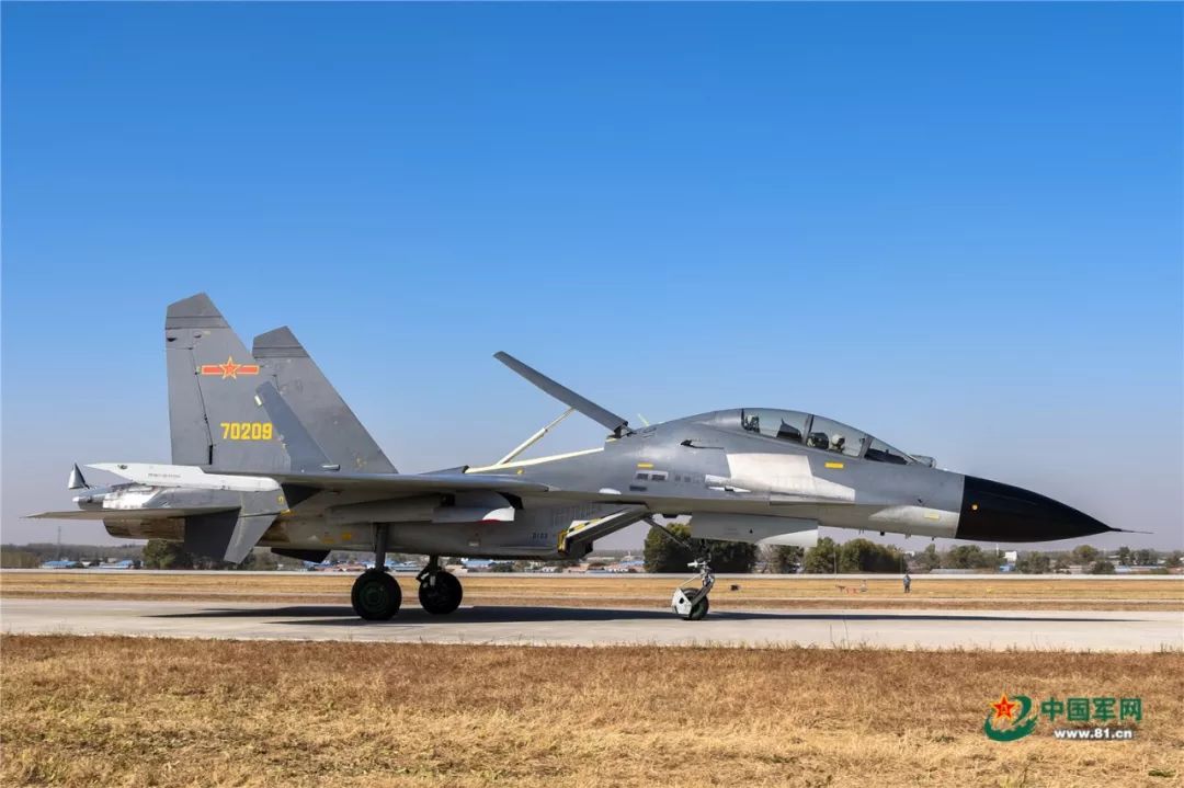 The Air Force New Year's video "Grey-headed J-11BG" is very conspicuous ...