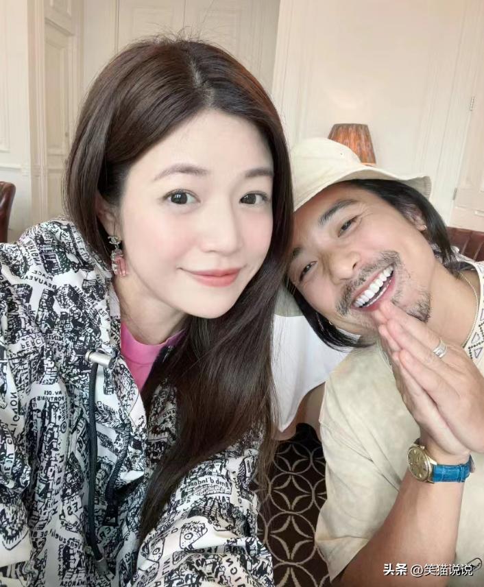 Chen Yanxi posted a group photo: Taking photos with Wu Junru's ...