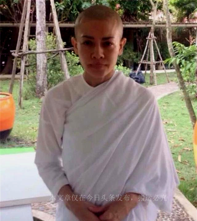In 2014, the Thai princess lay down on the ground to feed the dog, and ...