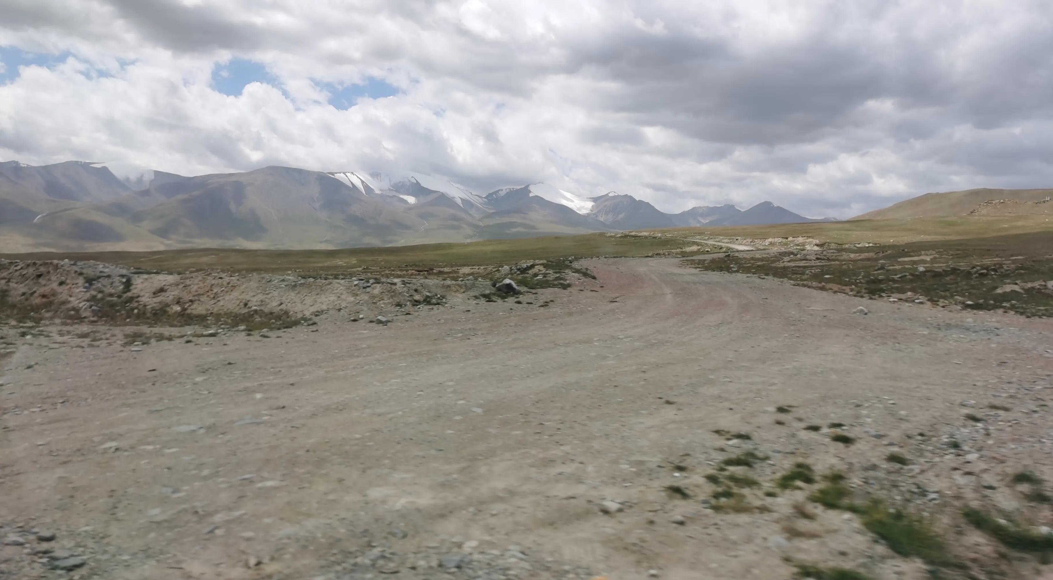 Xinjiang section of "The Great Wall": Go to the "Hejing Alagou Great ...