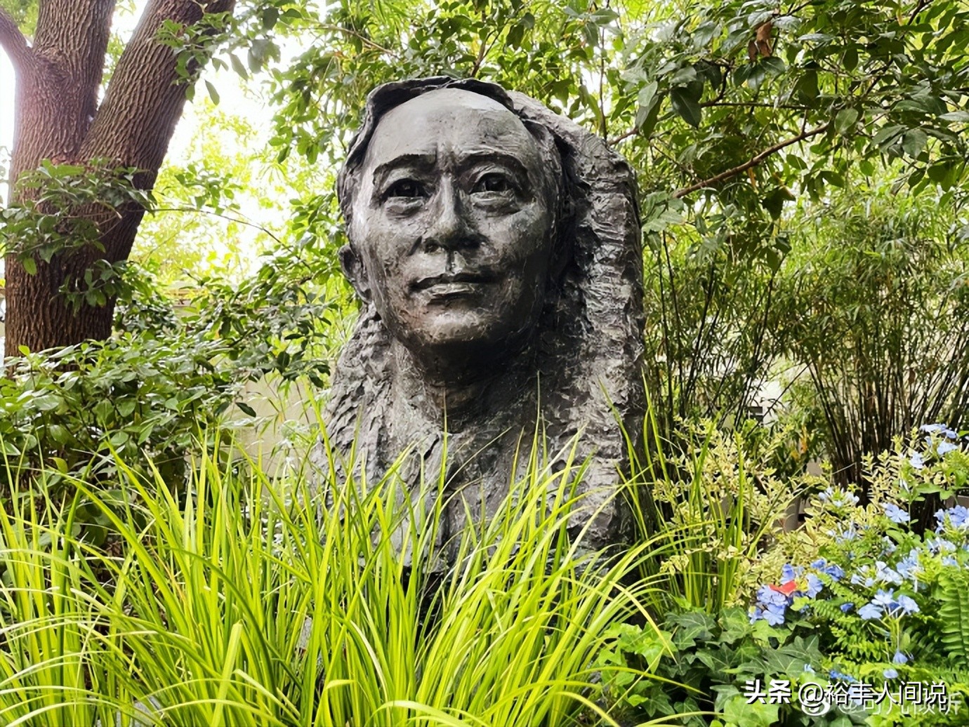 Many artists appeared at the unveiling ceremony of the bronze statue of ...