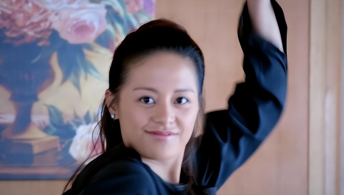 An actress with dull eyes, mediocre looks, and trying to act a "beauty ...