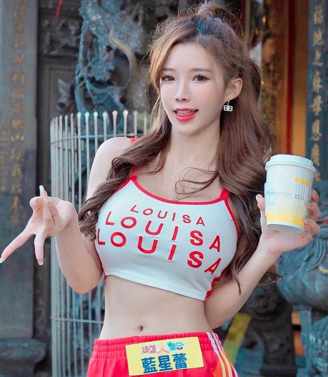 Jaycee Jaycee and the sexy DJ goddess Lan Xinglei took a photo with a pouting mouth and a ...