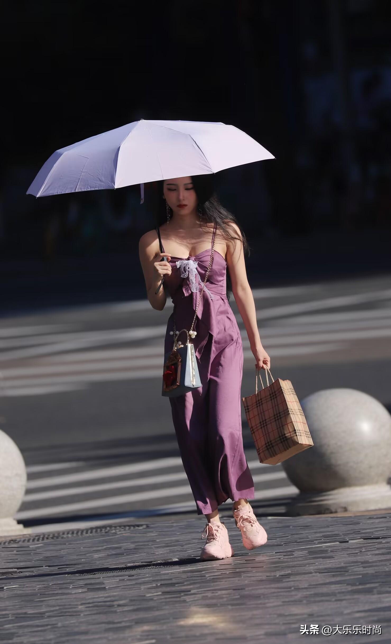Fashion Street Shooting: Met a Sun Umbrella Girl with Light Walking and ...