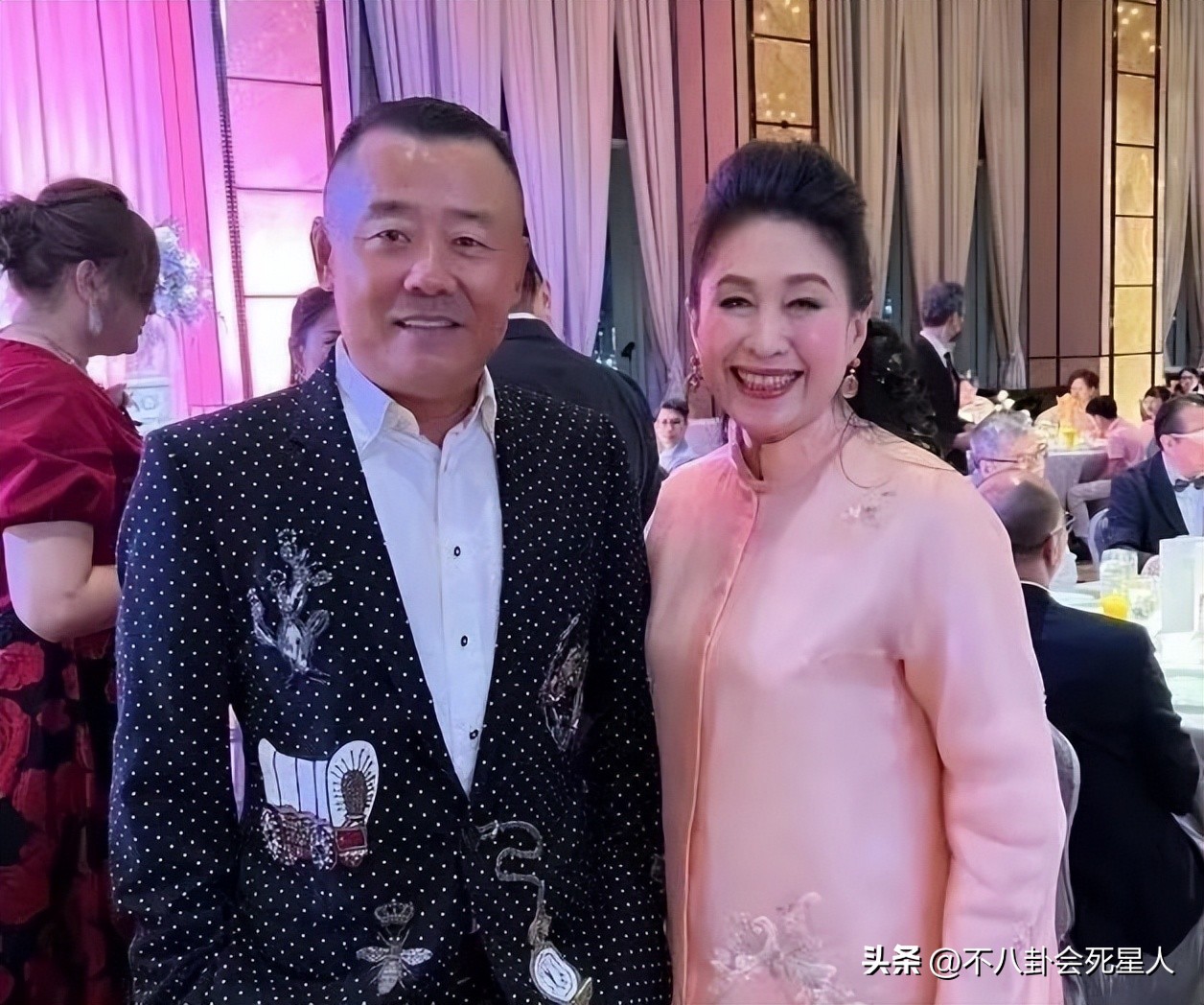 A recent photo of 55-year-old Zhou Libo was exposed, and his bald head ...