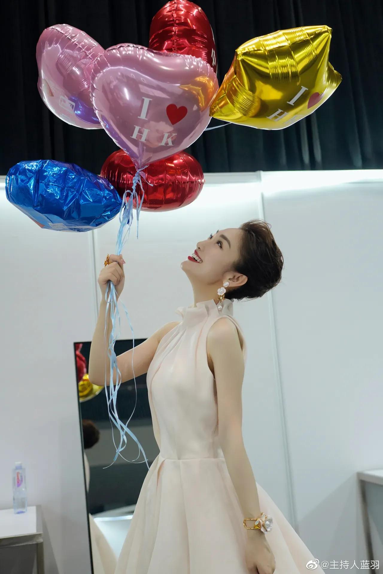 Elegant host Lan Yu - iMedia