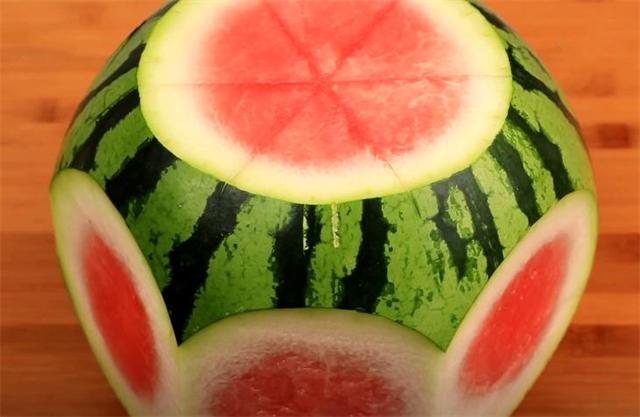 When there is a guest at home, use this trick to cut watermelon without ...