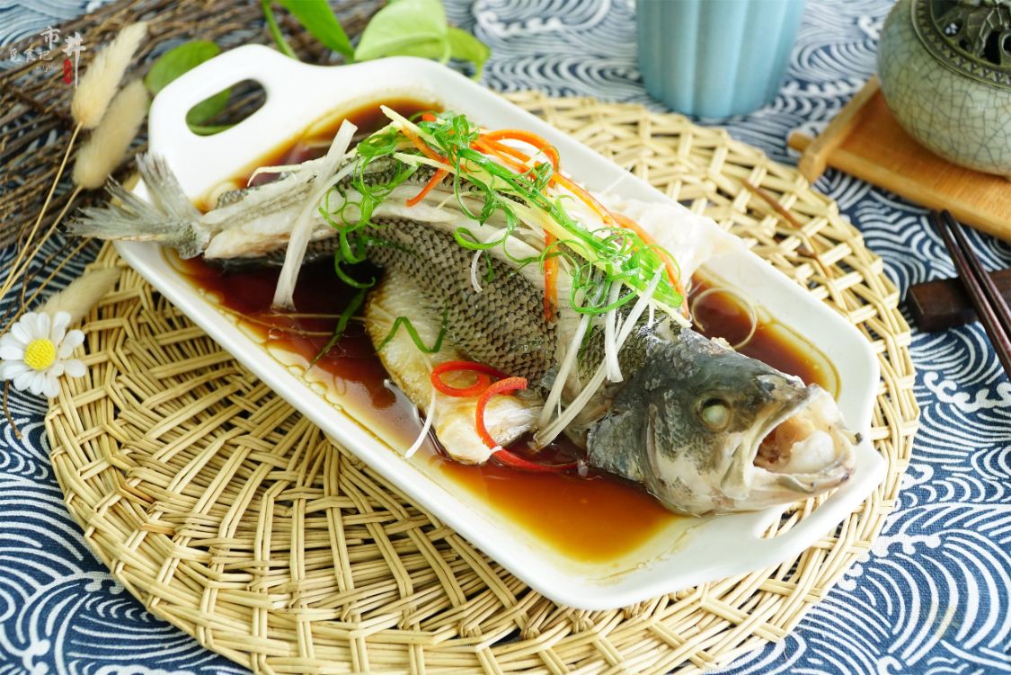 Steamed sea bass, how many minutes?When to put the steamed fish soy ...