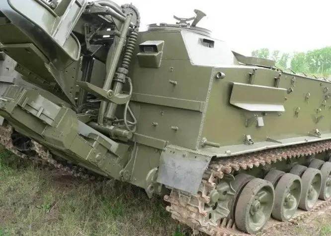 China's GBL130 mine-laying vehicle fires 1,000 mines at a time! - iNEWS