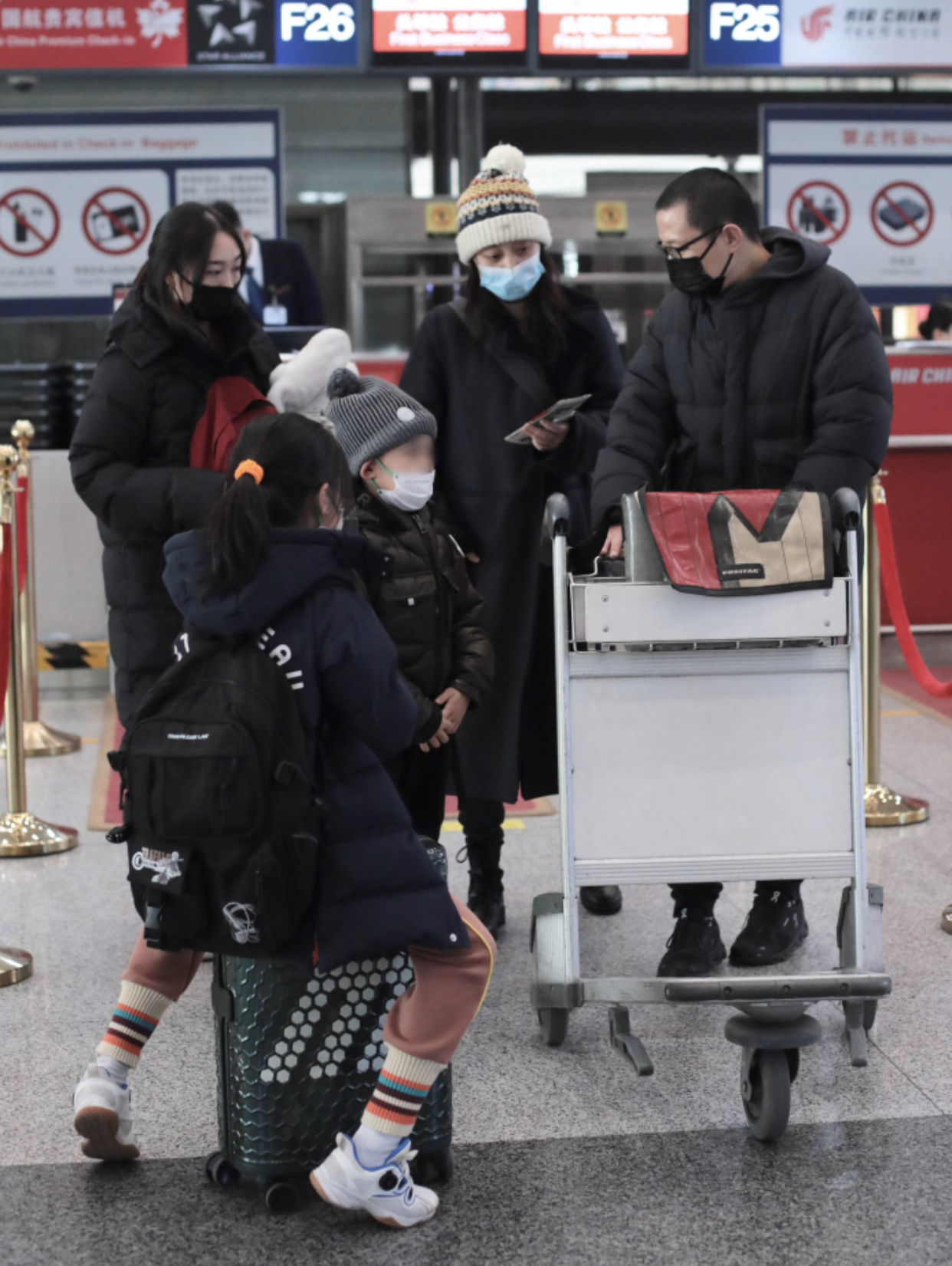 Mei Ting's family of four rarely share the same frame, their children ...