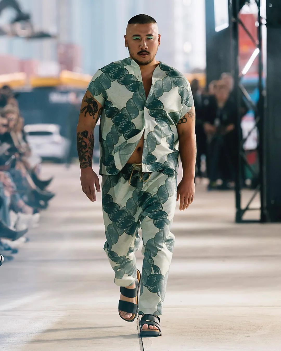 Asian big bear plus-size male model officially debuts, Australian ...