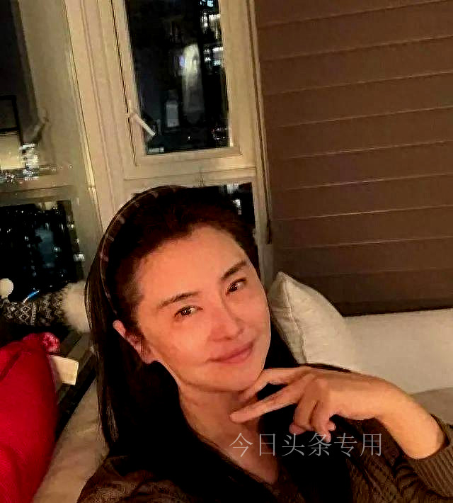 Singer Qi Qin made a fortune of RMB 580,000 in one night, his face is ...