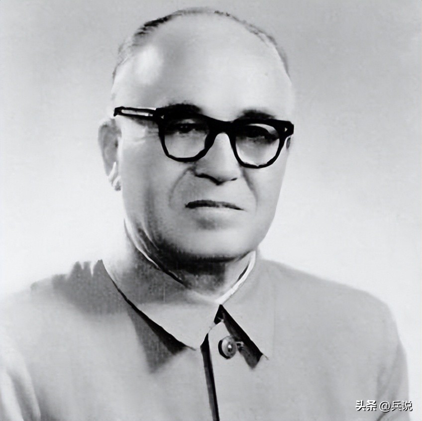 The uprising platoon leader asked the instructor: To be an officer, for ...