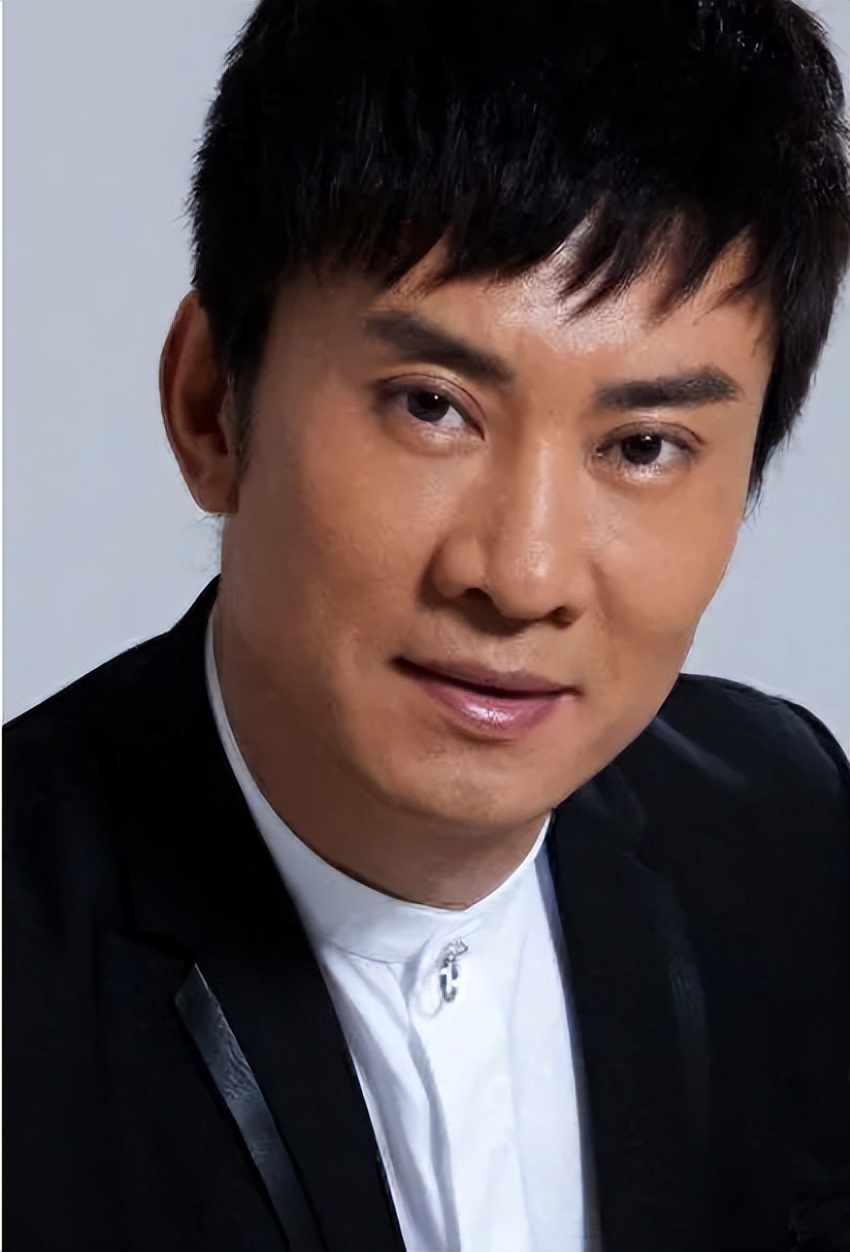 The face is full of technology! 55-year-old Jiang Tao turns into a ...