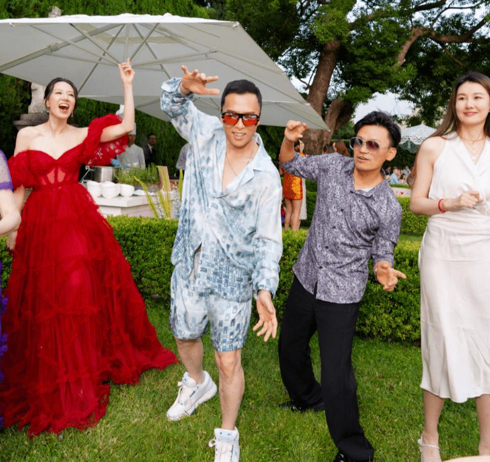 Wang Baoqiang and his girlfriend party together, unaffected by the ...