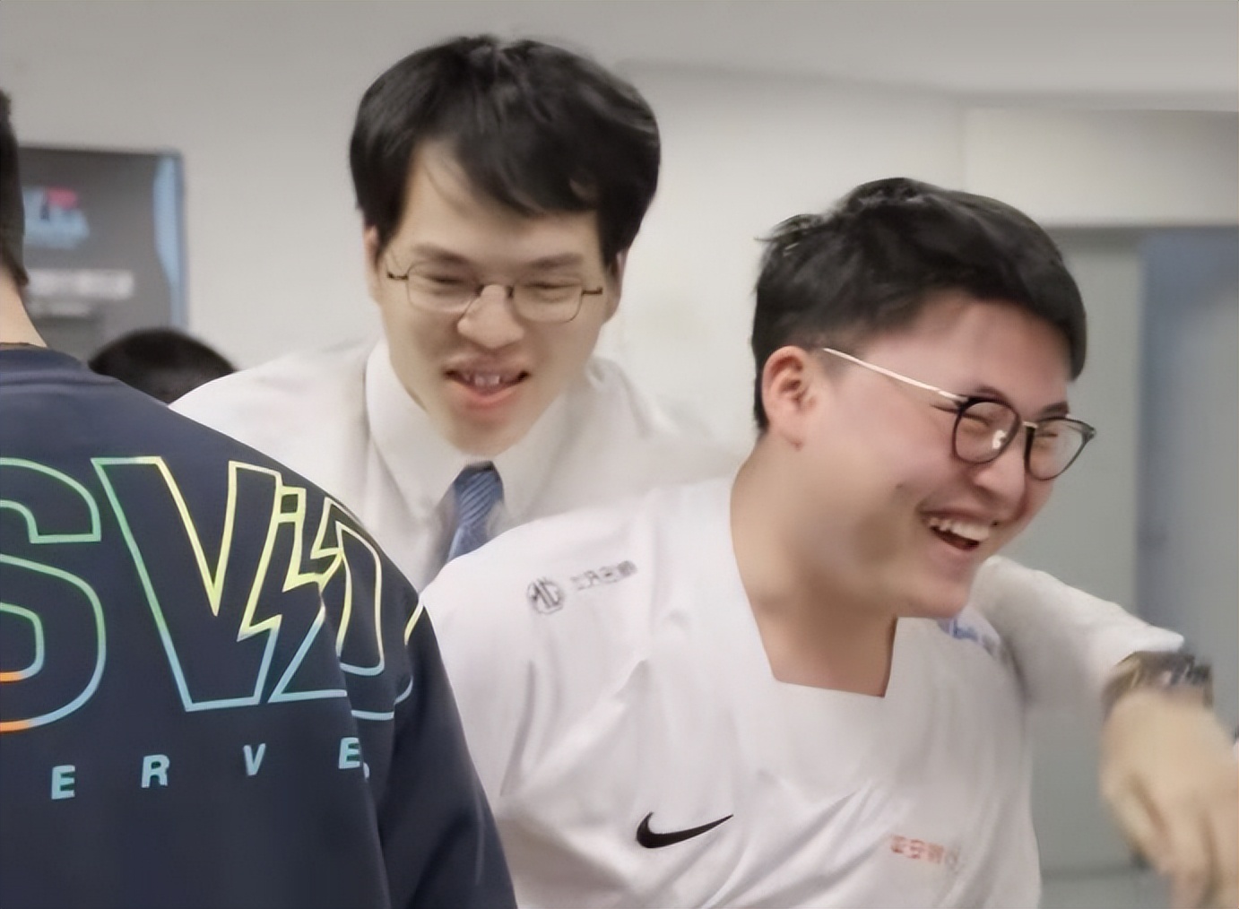 EDG輸給RNG後，教練叉燒也來爆猛料，透露uzi在BLG是隊霸 - 資訊咖