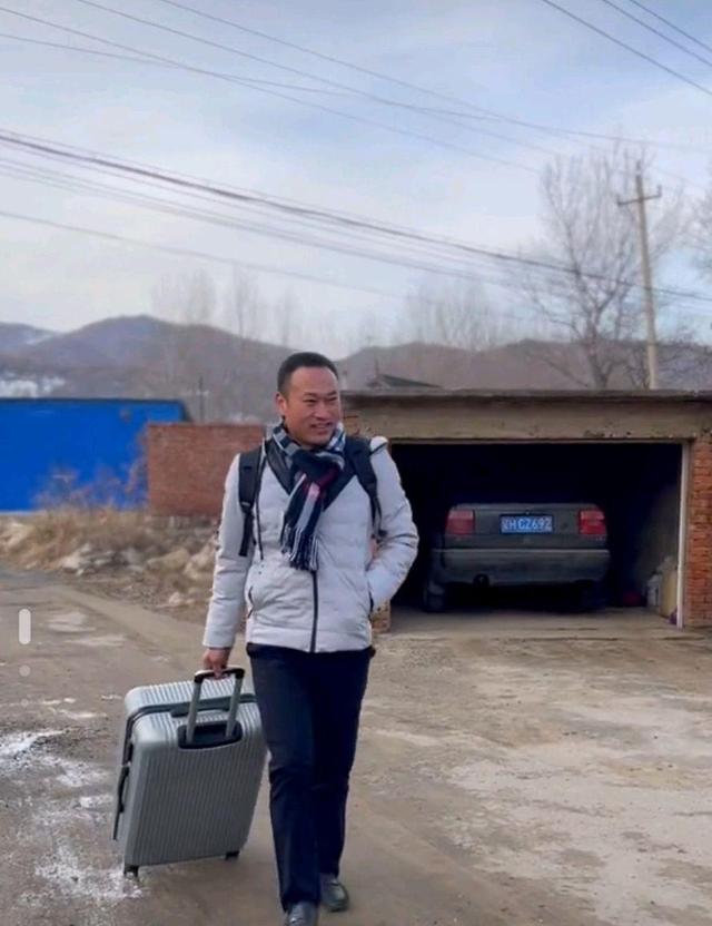 Student Zhang released a new song "A Layman", using the song to show a ...