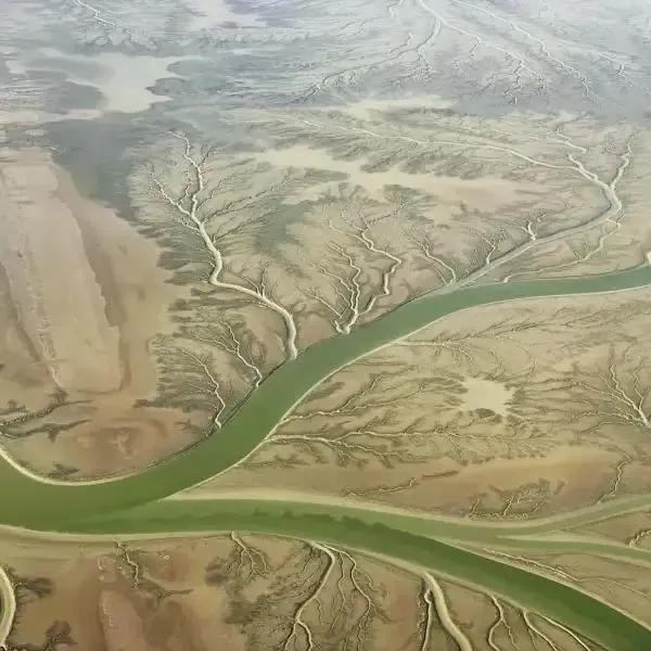 Sudden changes in terrain and source areas of rivers - iMedia