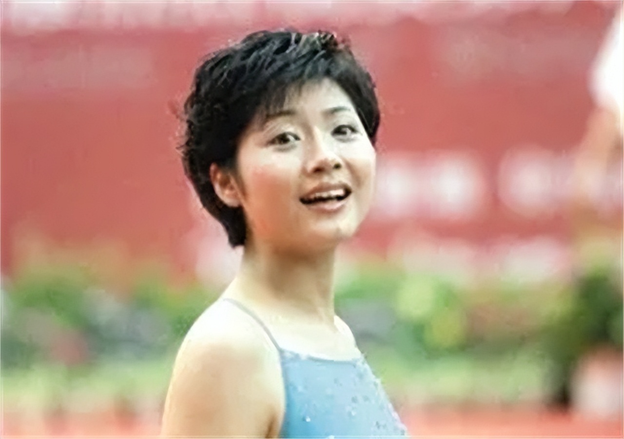 Famous host Ji Xueping married a wealthy husband happily, a daughter and a son make up a good ...