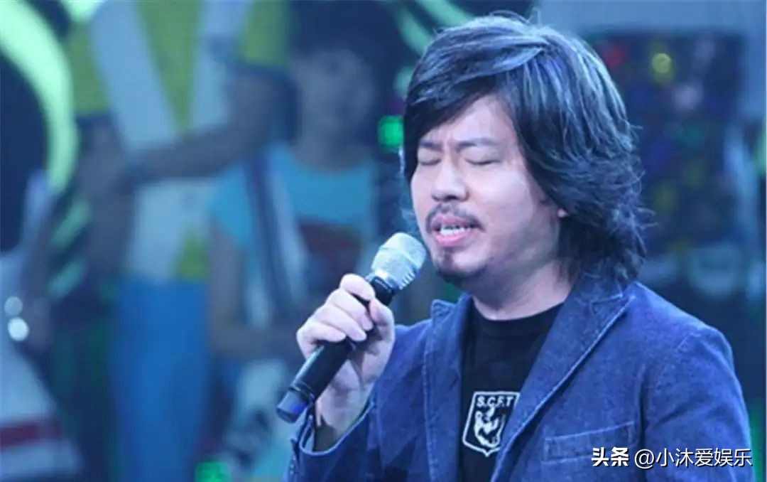 A star who thinks she is very popular, brings a dozen bodyguards to ...