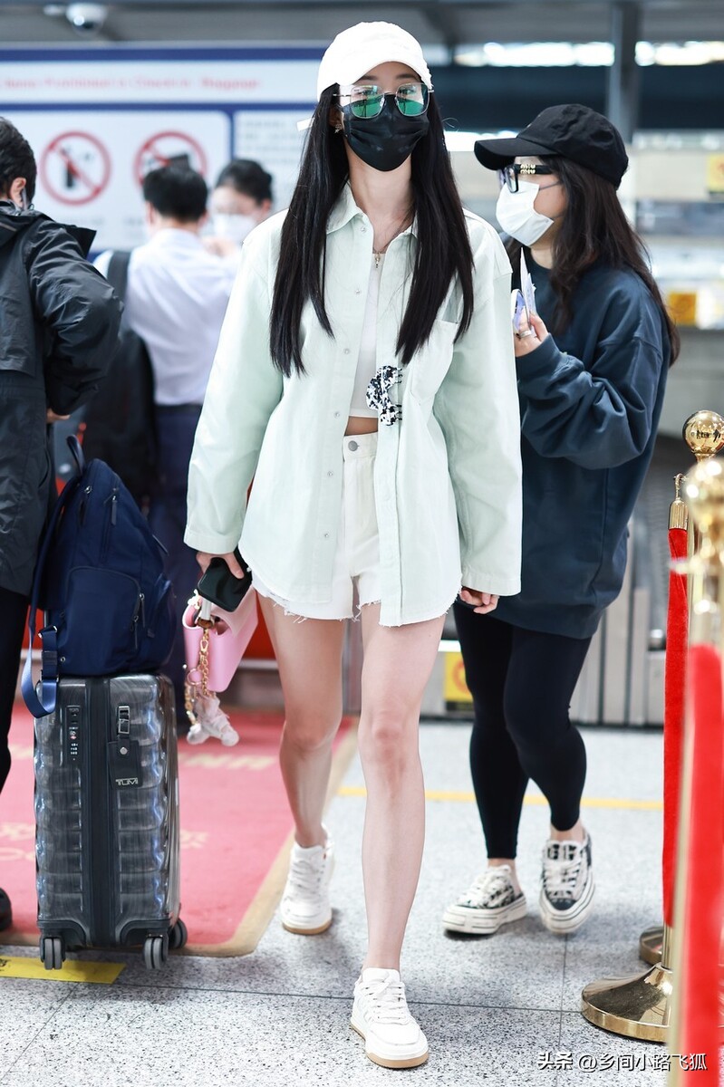 Xu Yiyang is wearing a green shirt + white shorts + baseball cap fresh ...