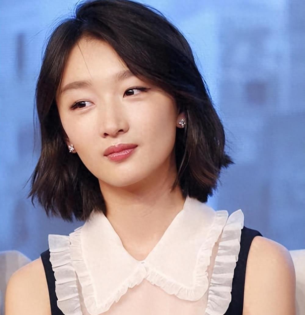 Zhou Dongyu forgot to draw the curtains and was filmed playing "pulling carrots" with her ...