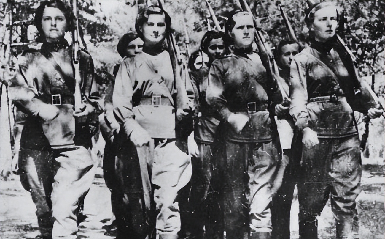 Soviet female soldiers were gang-raped to death by the Germans ...