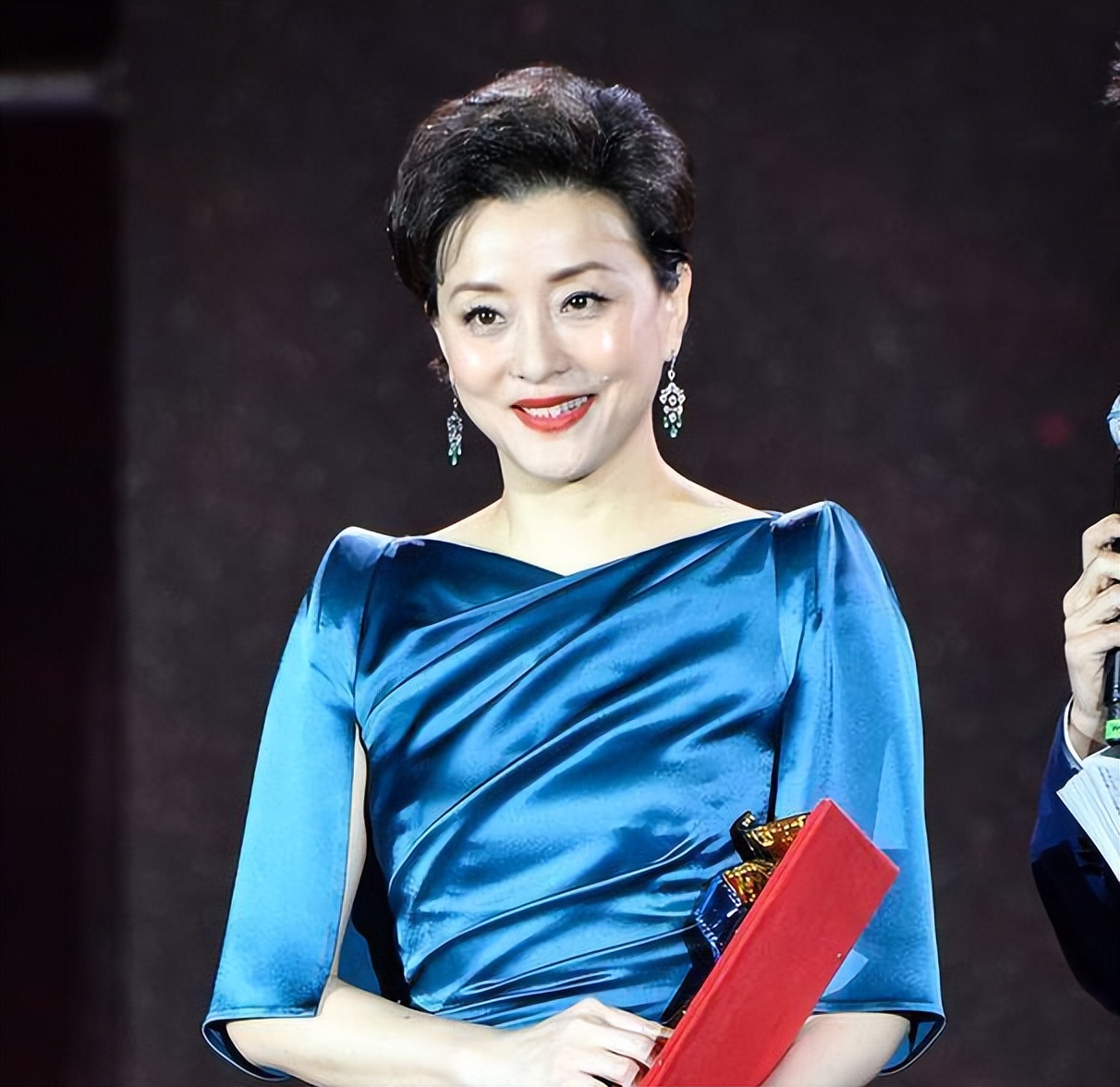 Avoid the serious and take the light? Yang Lan posted his passport to ...