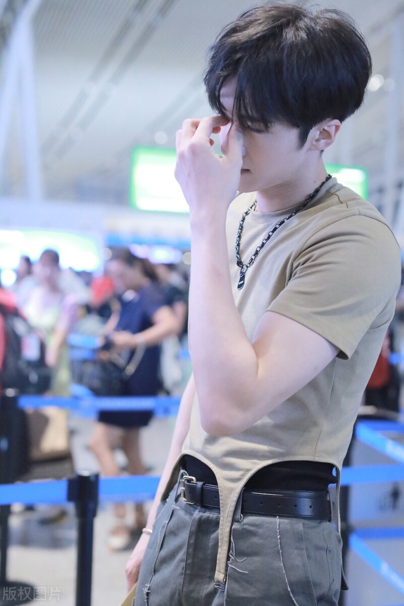 Yan Yu, a handsome boy, is besieged by fans. The pants of the male god ...