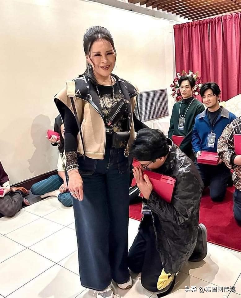 Queen Suthida of Thailand gave flowers to Uncle Psy after listening to ...