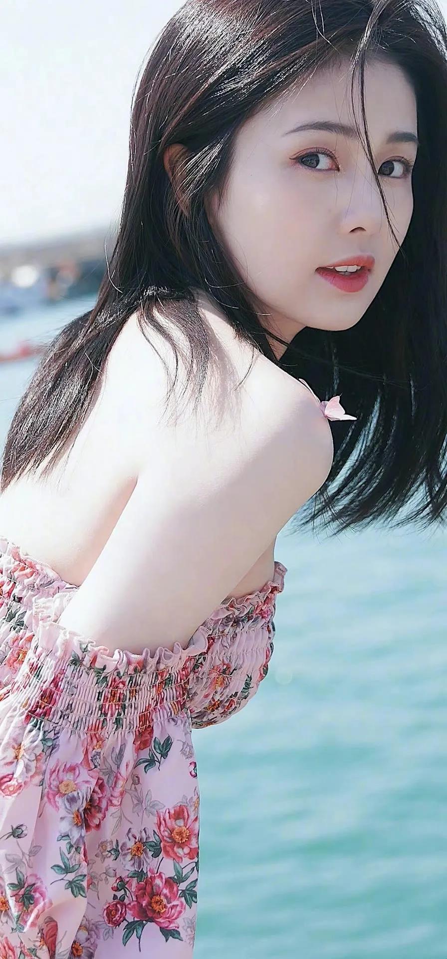 Celebrity Pictures - Issue 222 White Deer - iNEWS