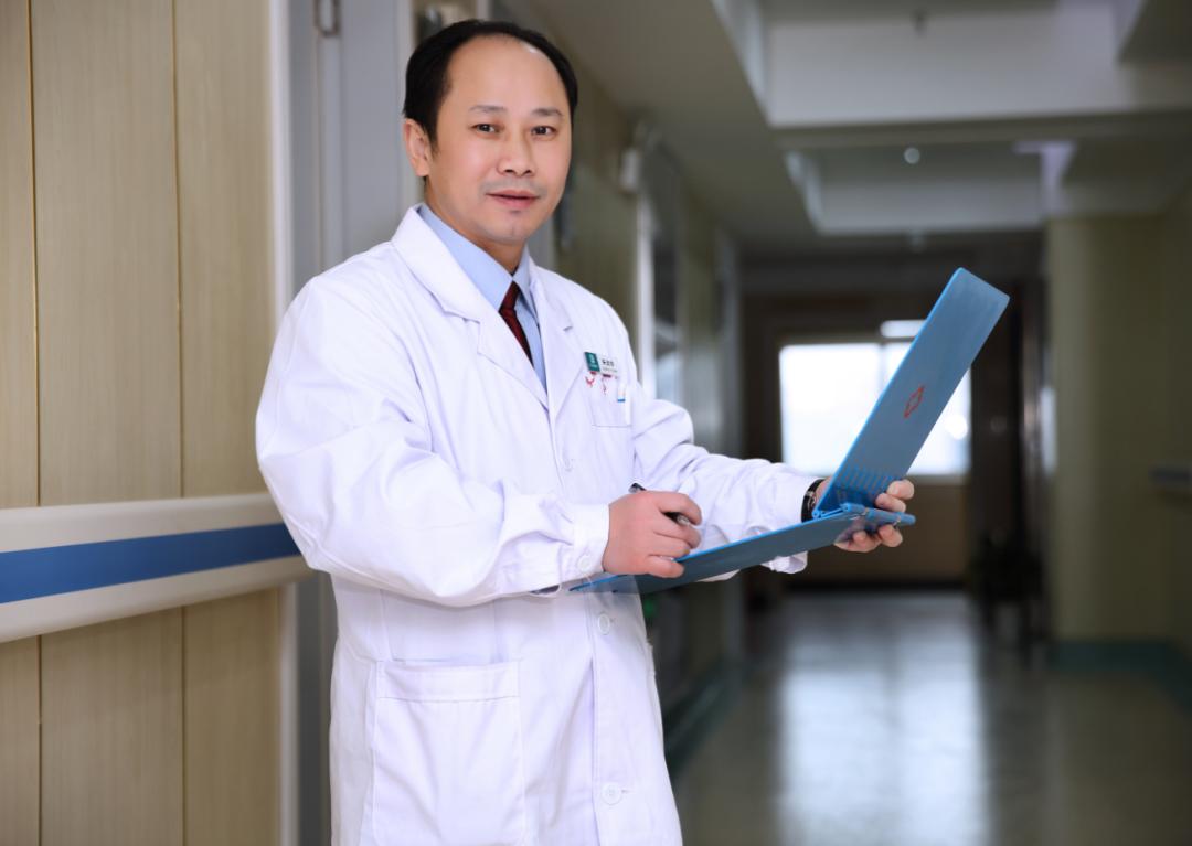 The "foggy" eyes are actually due to cataracts?Middle-aged and elderly ...