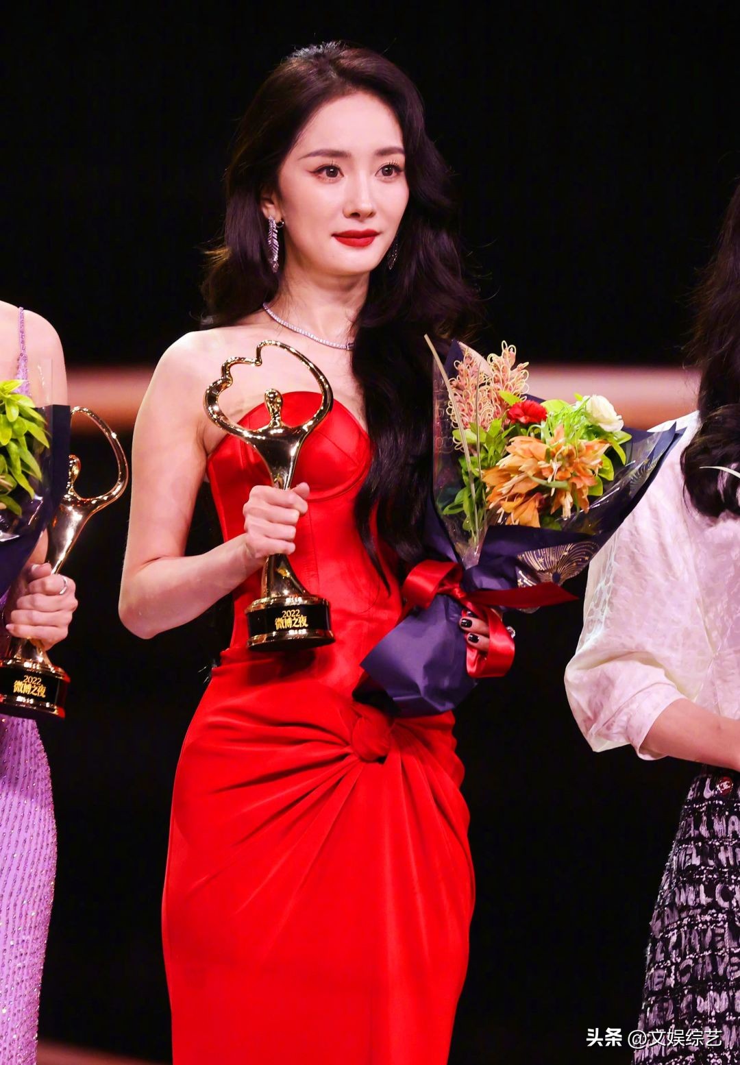 Yang Mi wore a bright red dress and took a group photo with Liu Shishi ...