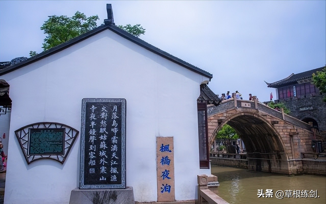 Maple bridge at night to listen to the bell (1) - iNEWS