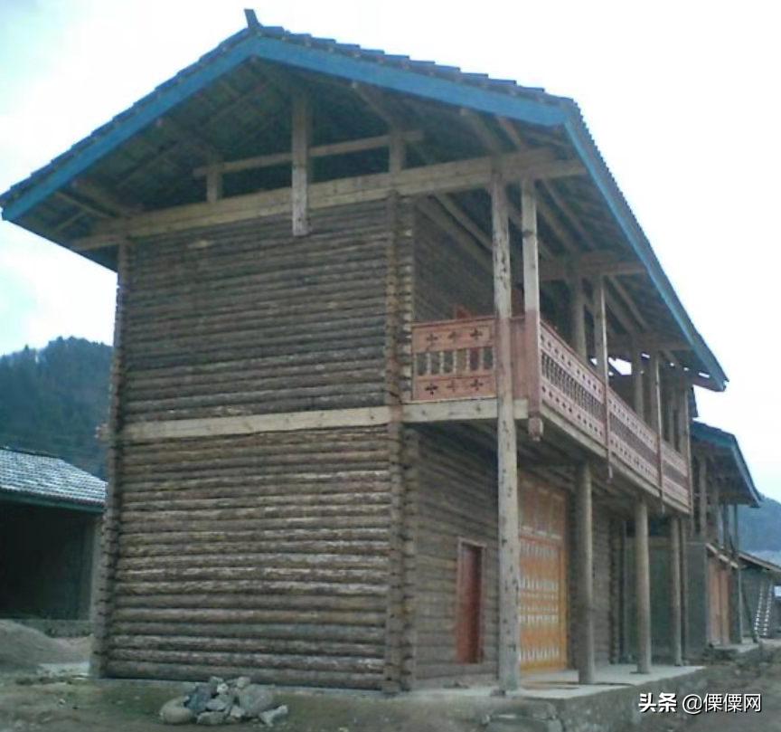 One of the basic housing forms of the Lisu nationality - wooden houses ...