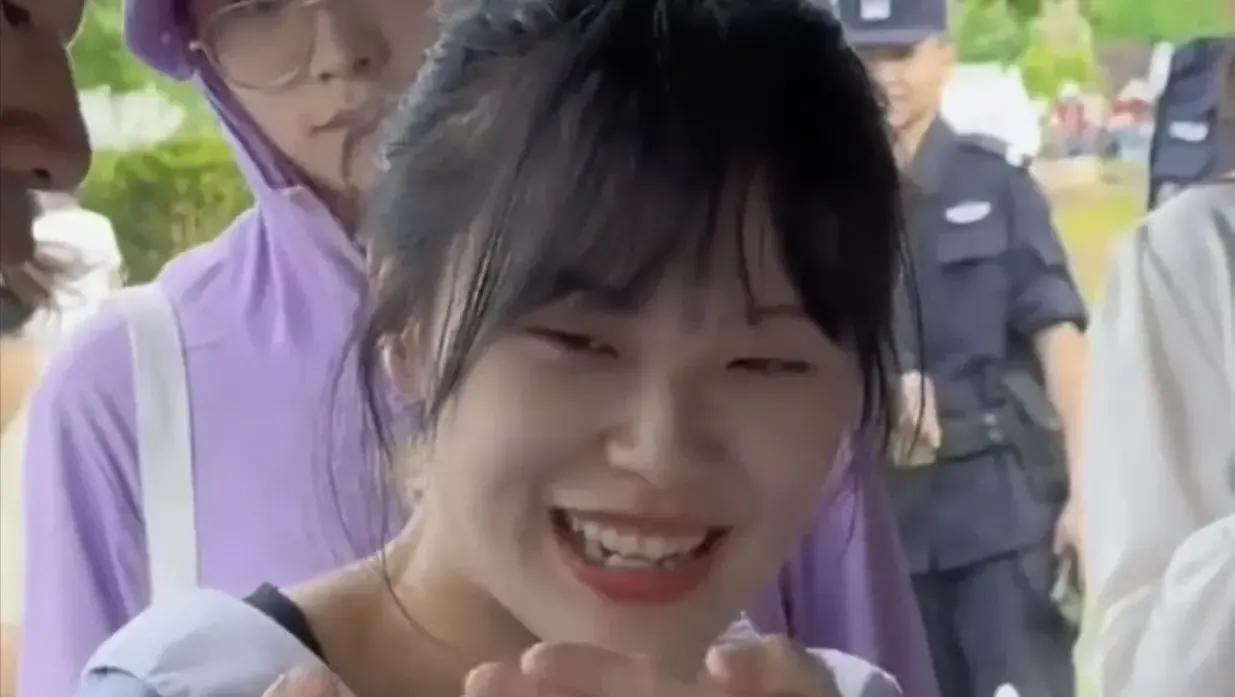 "Dig, dig" Mr. Huang's face without makeup is exposed, how is it so ...