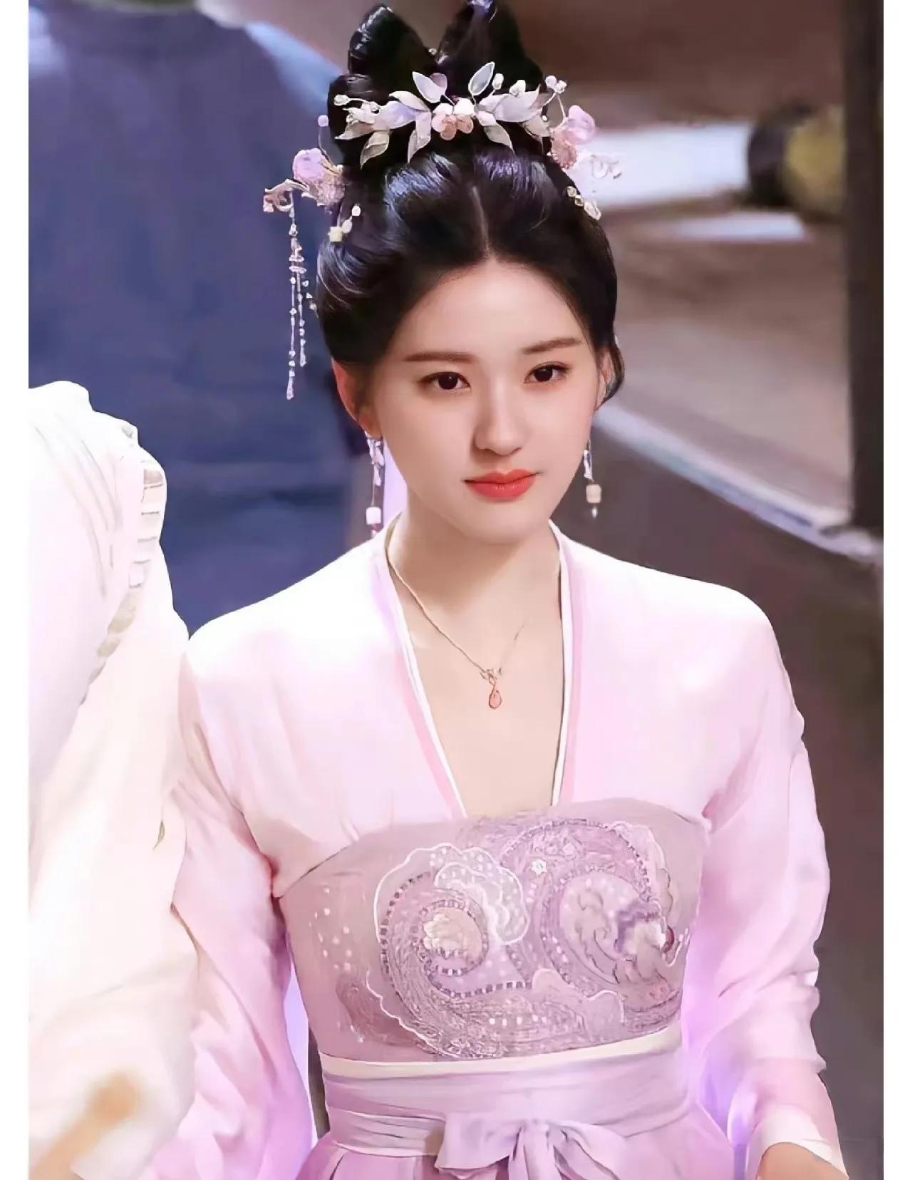 She is really suitable for shooting ancient costumes, Zhao Lusi's ...