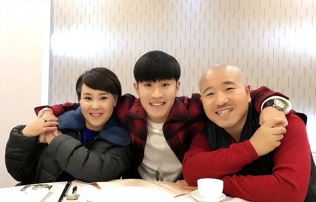 Liu Neng's son got married, and he carried a big sedan chair to welcome ...