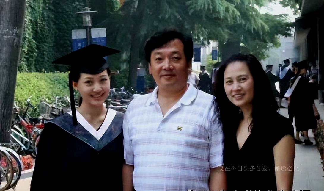 Nie Yuan's wife posted a family portrait, the youngest daughter showed ...